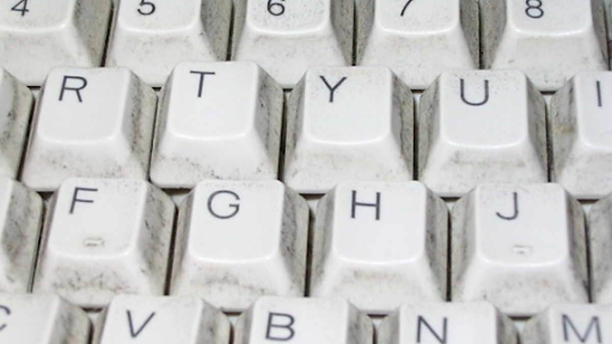 Perbedaan Keyboard Ergonomis dengan Keyboard Standar