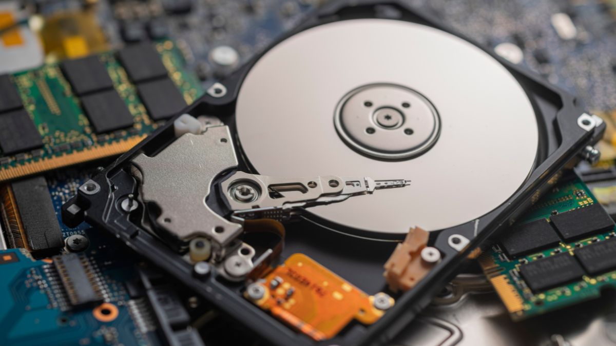 Hard Disk - Ini Jenis, Fungsi, Komponen, & Cara Kerja